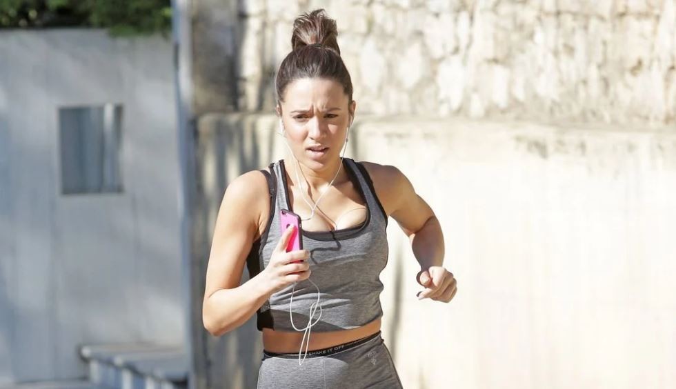 Καλομοίρα: Η σέξι εμφάνιση με κόκκινο μαγιό που τρέλανε τους fans της