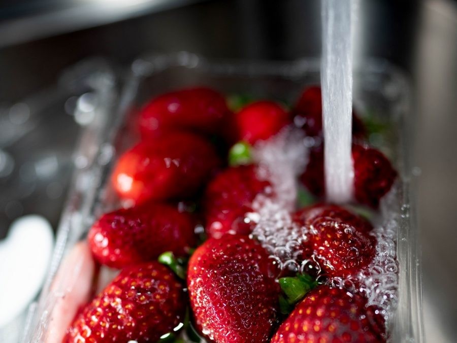 Ο σωστός τρόπος για να πλένεις φρούτα και λαχανικά εν μέσω πανδημίας