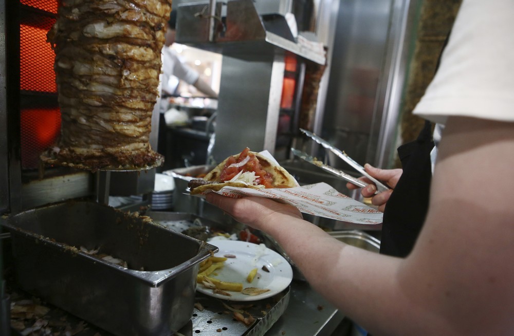 Λάρισα: Αλυσίδα fast food προσφέρει δωρεάν γύρο για όλους