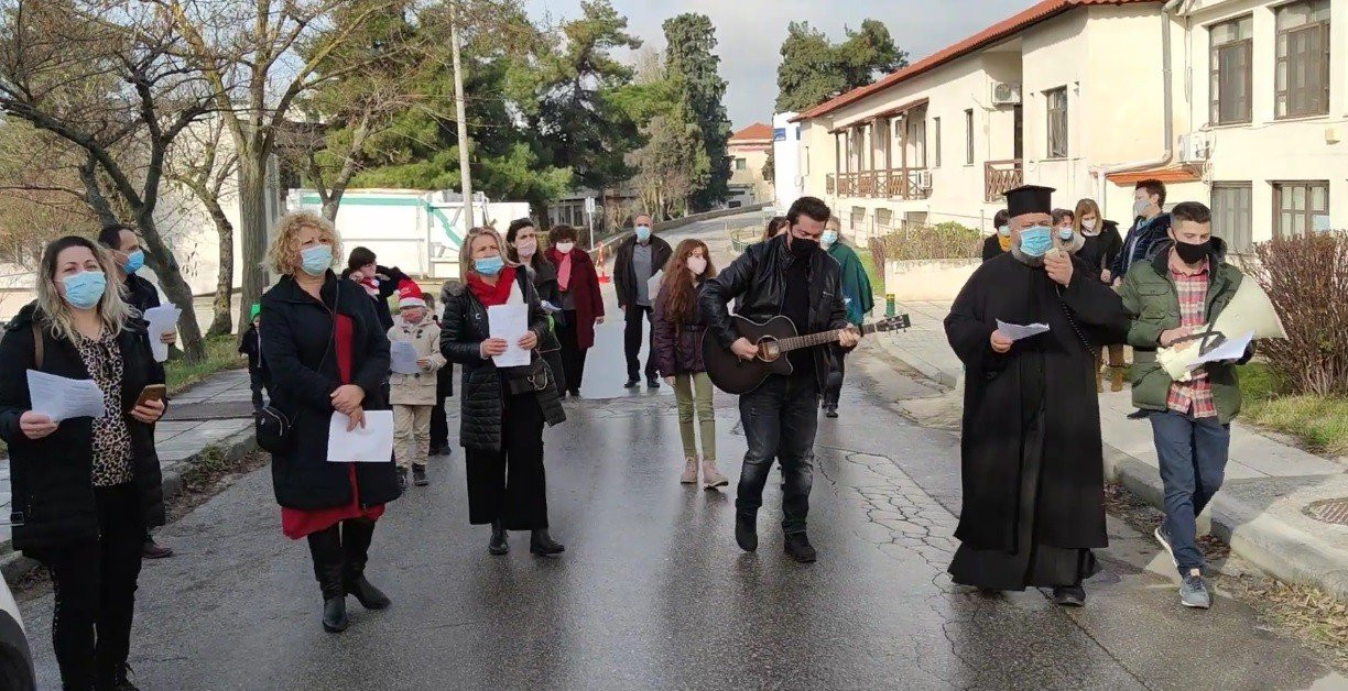 Συγκινητικό: Έψαλλαν τα κάλαντα στο «Παπανικολάου» από τον Ι. Ν. Αγ ...