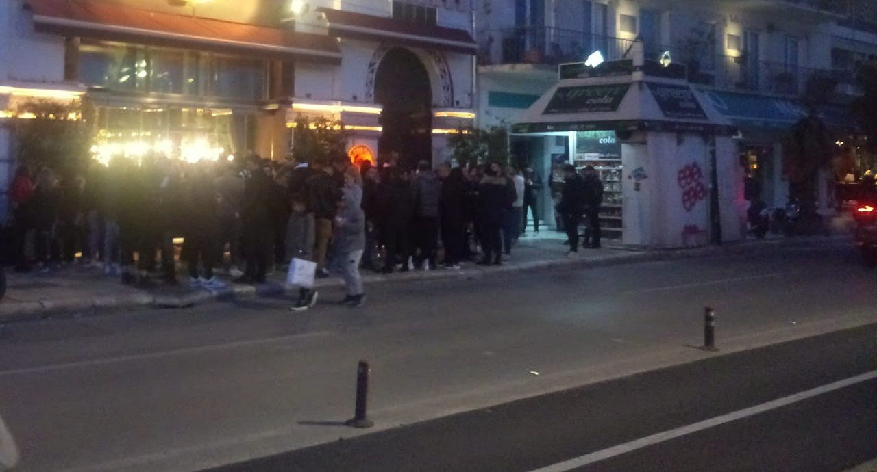 Θεσσαλονίκη: Το αδιαχώρητο έξω από take away στο κέντρο στην παραλία