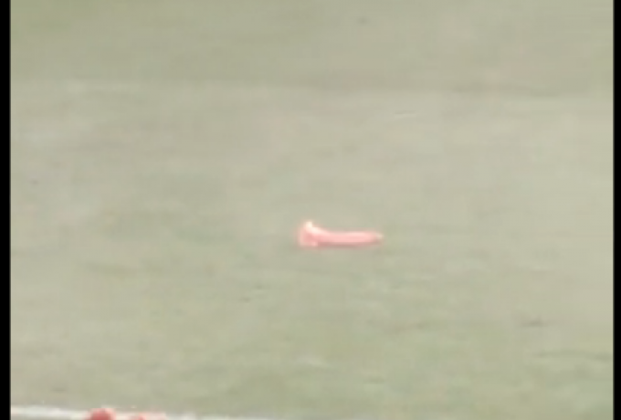 Το τερμάτισαν στην Αγγλία: Πέταξαν δονητή σε γήπεδο!