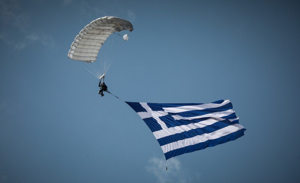 Θεσσαλονίκη: Η εντυπωσιακή πτώση των αλεξιπτωτιστών που κόβει την...ανάσα!