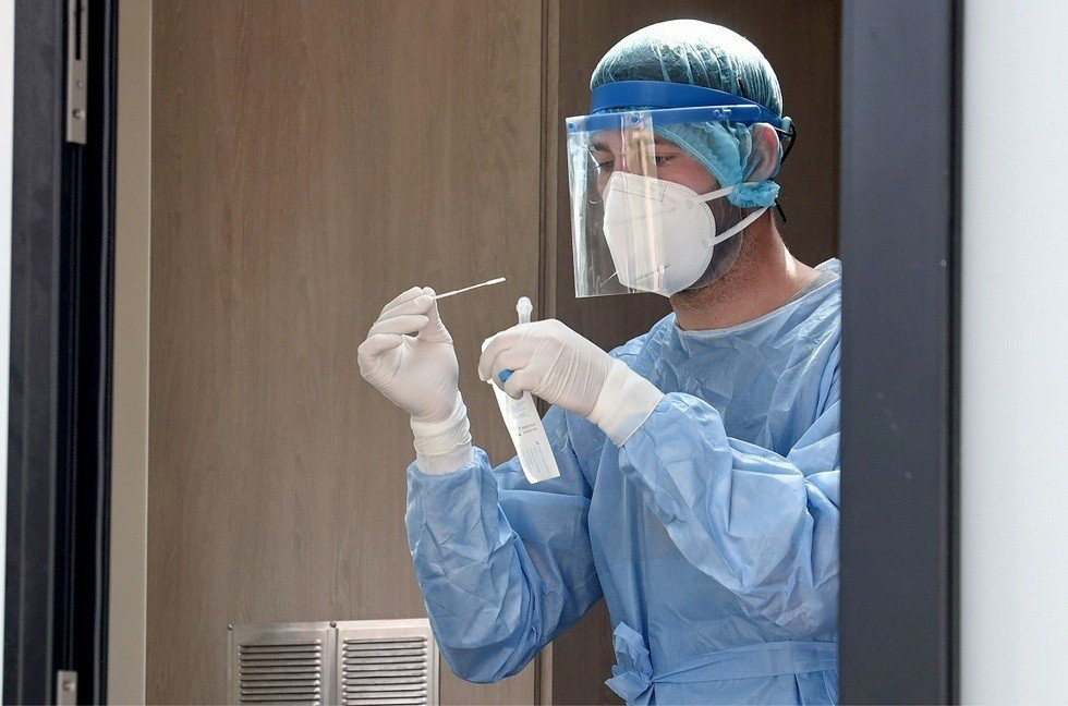Τι αλλάζουν για τα υποχρεωτικά rapid test στον ιδιωτικό τομέα