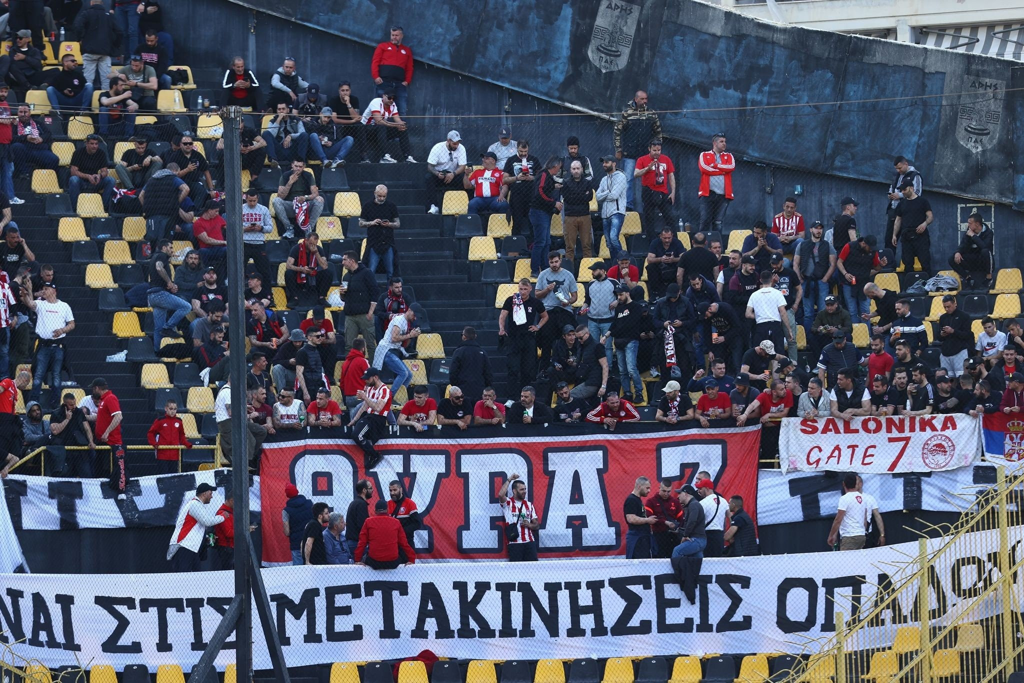 Οπαδοί του Ολυμπιακού στο Βικελίδης