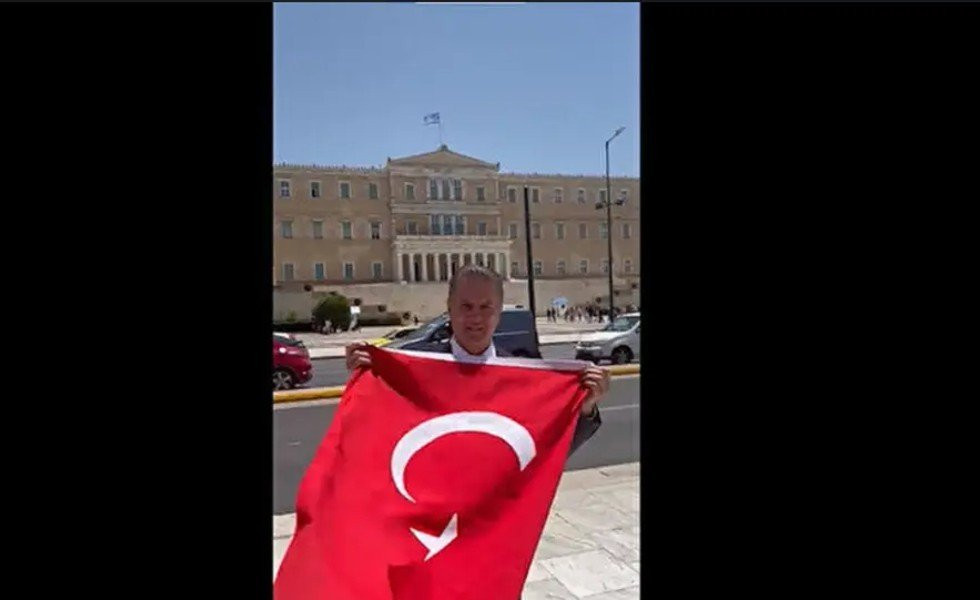 Απίστευτη πρόκληση με Τούρκικη σημαία έξω από τη Βουλή: «Μητσοτάκη ...