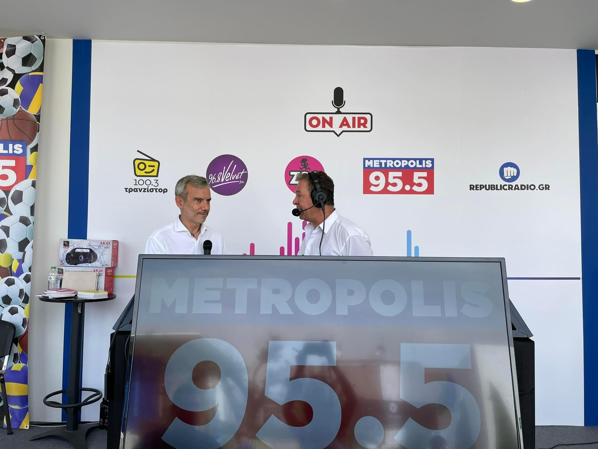 O Κωνσταντίνος Ζέρβας στο περίπτερο του Metropolis 95,5