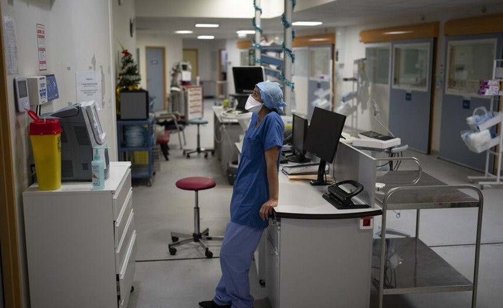 Παράθυρο για επιστροφή των ανεμβολίαστων υγειονομικών από τον Πλεύρη