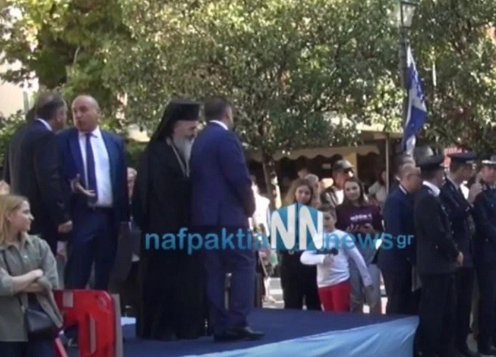 Ναύπακτος: Ο δήμαρχος έδιωξε πολιτευτή από την εξέδρα των επισήμων στην ...