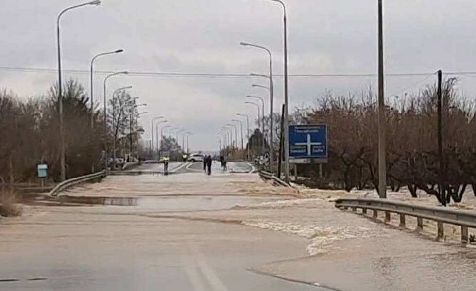Επαρχιακή οδός Σκύδρας-Θεσσαλονίκης: Πλημμύρα από τα ορμητικά νερά ...