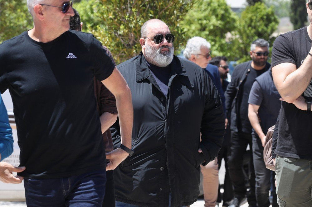 Ποινή-χάδι στον Καραπαπά για τη φούστα στον Μπαλτάκο!