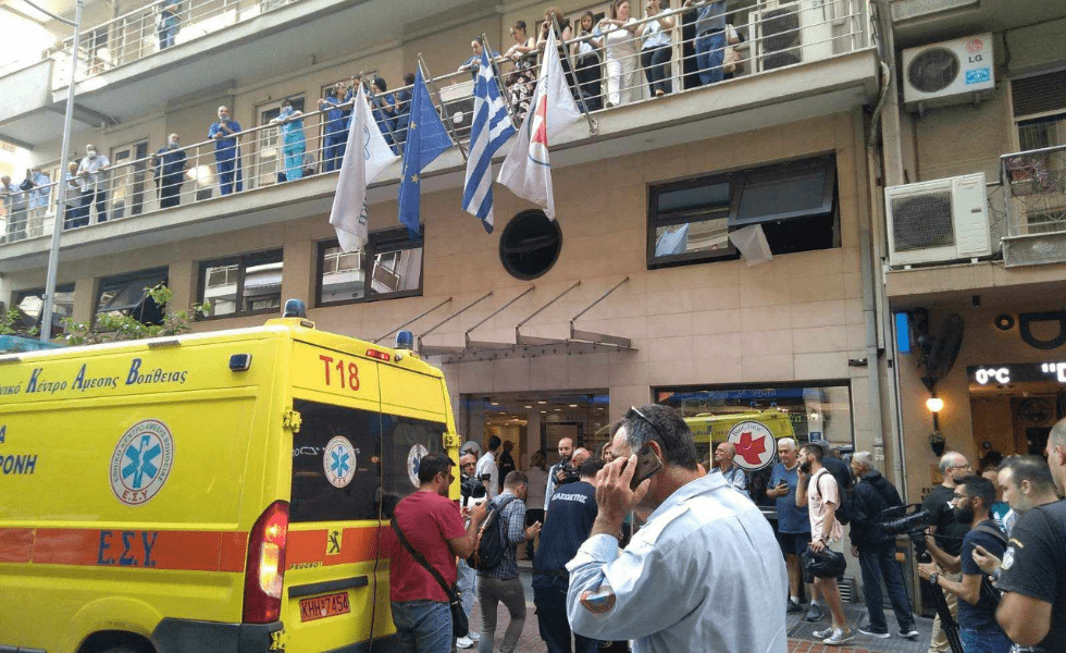 Φωτιά σε ιδιωτική κλινική στο κέντρο της Θεσσαλονίκης – Απομακρύνονται ...