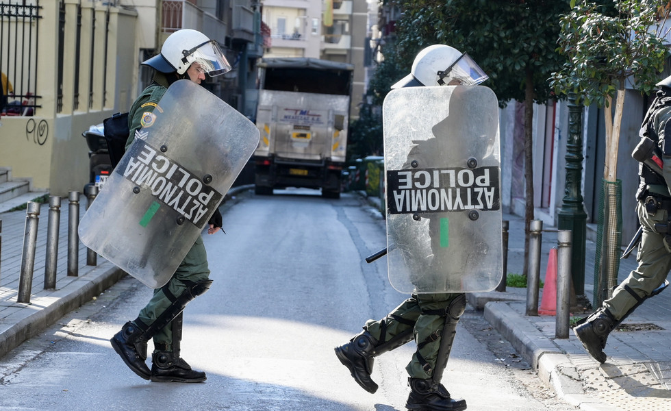 Θεσσαλονίκη: Μολότοφ σε κλούβα των ΜΑΤ στο ΑΠΘ