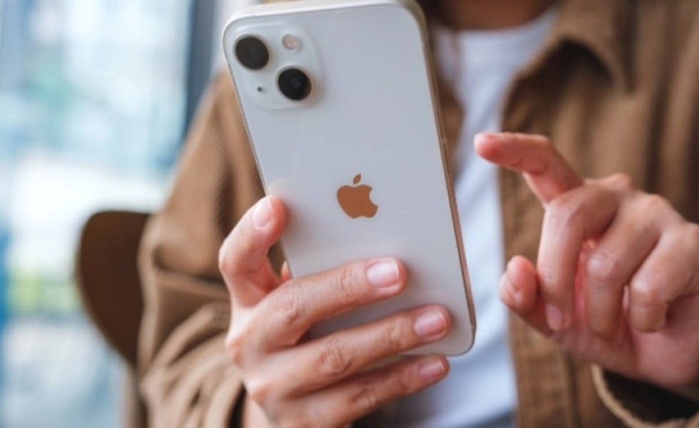 «iPhone finger»: Το κοινό «σύμπτωμα» των χρηστών που δημιουργεί ερωτήματα