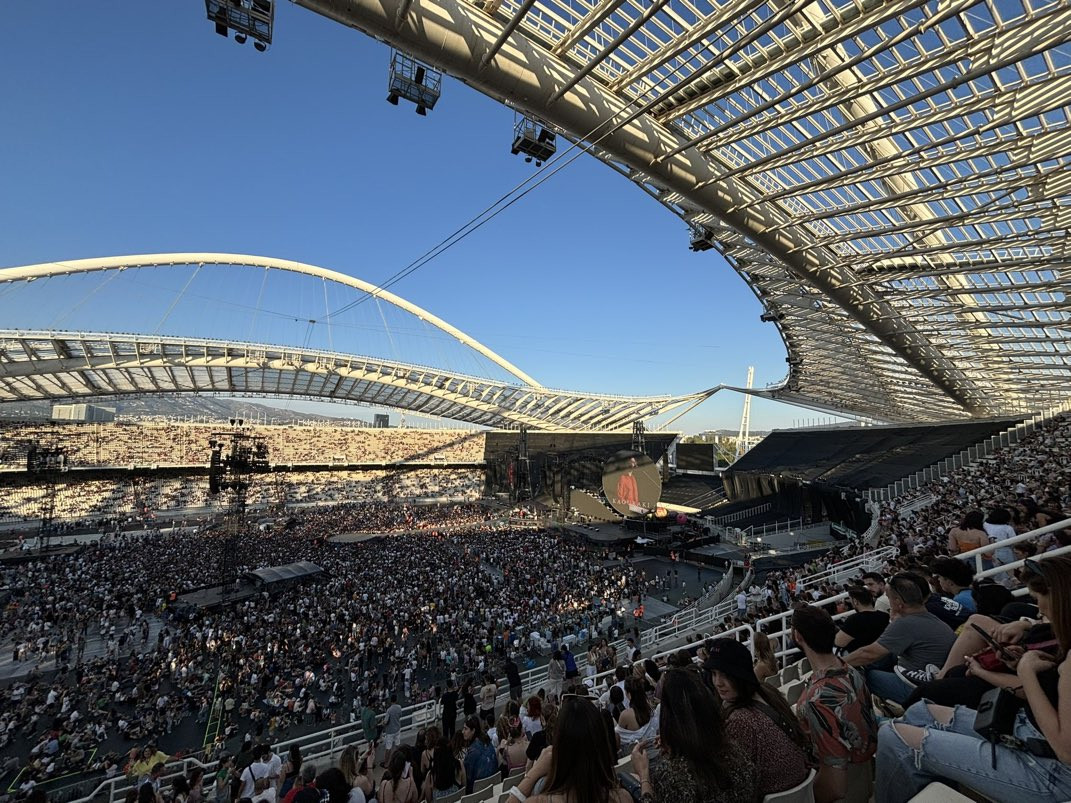 Coldplay: Κοσμοσυρροή στο ΟΑΚΑ για τη μεγάλη συναυλία-Οι πρώτες εικόνες ...