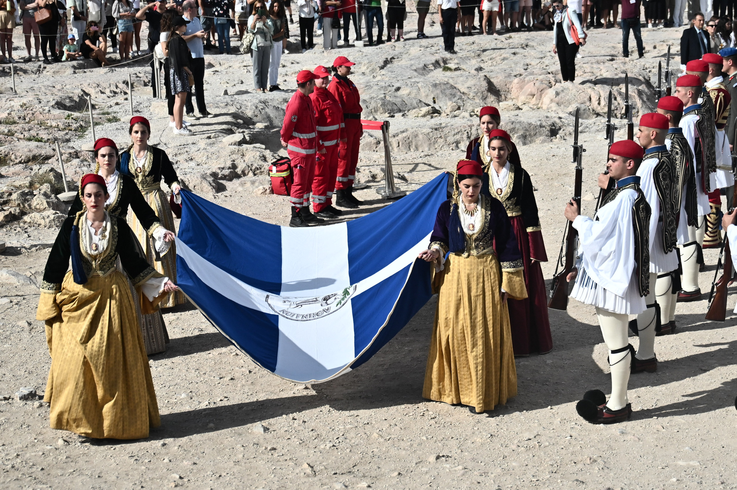 Αθήνα: Η έπαρση της σημαίας στην Ακρόπολη για την απελευθέρωση από τους ...