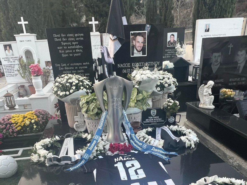 ΣΥΓΚΙΝΗΣΗ: Η κούπα του πρωταθλητή ΠΑΟΚ στο μνήμα του Νάσου