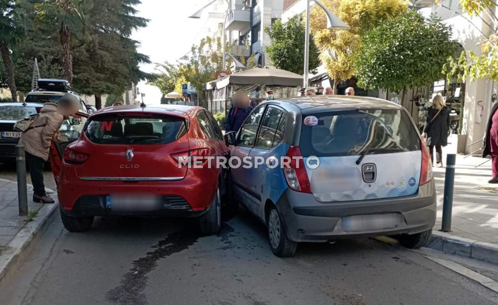 Καλαμαριά: «Σφήνωσαν» δύο αυτοκίνητα στη Μεταμορφώσεως