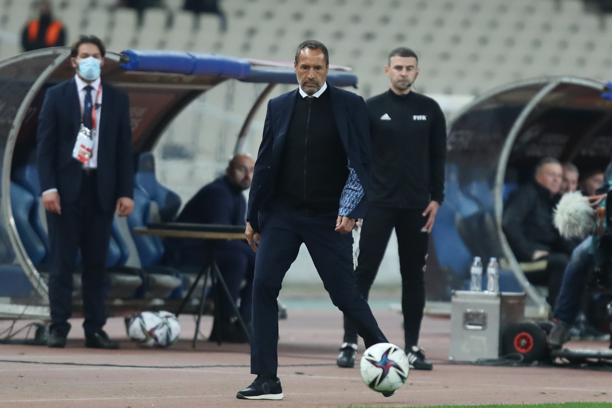 ΒΟΜΒΑ: Τελειώνει ο Μάντζιος, αναλαμβάνει ο Φαν Σιπ!