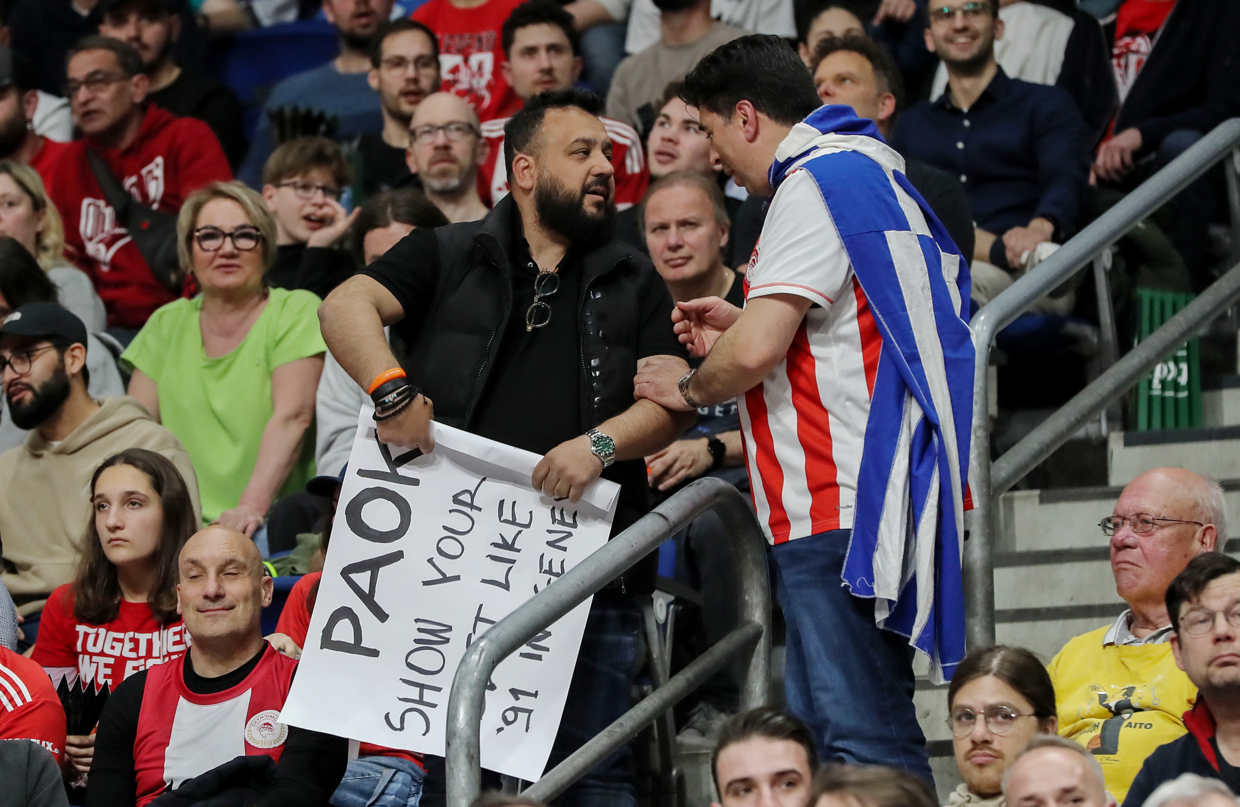Άλμπα Βερολίνου-Ολυμπιακός: Οπαδός εμφανίστηκε με πλακάτ ΠΑΟΚ!