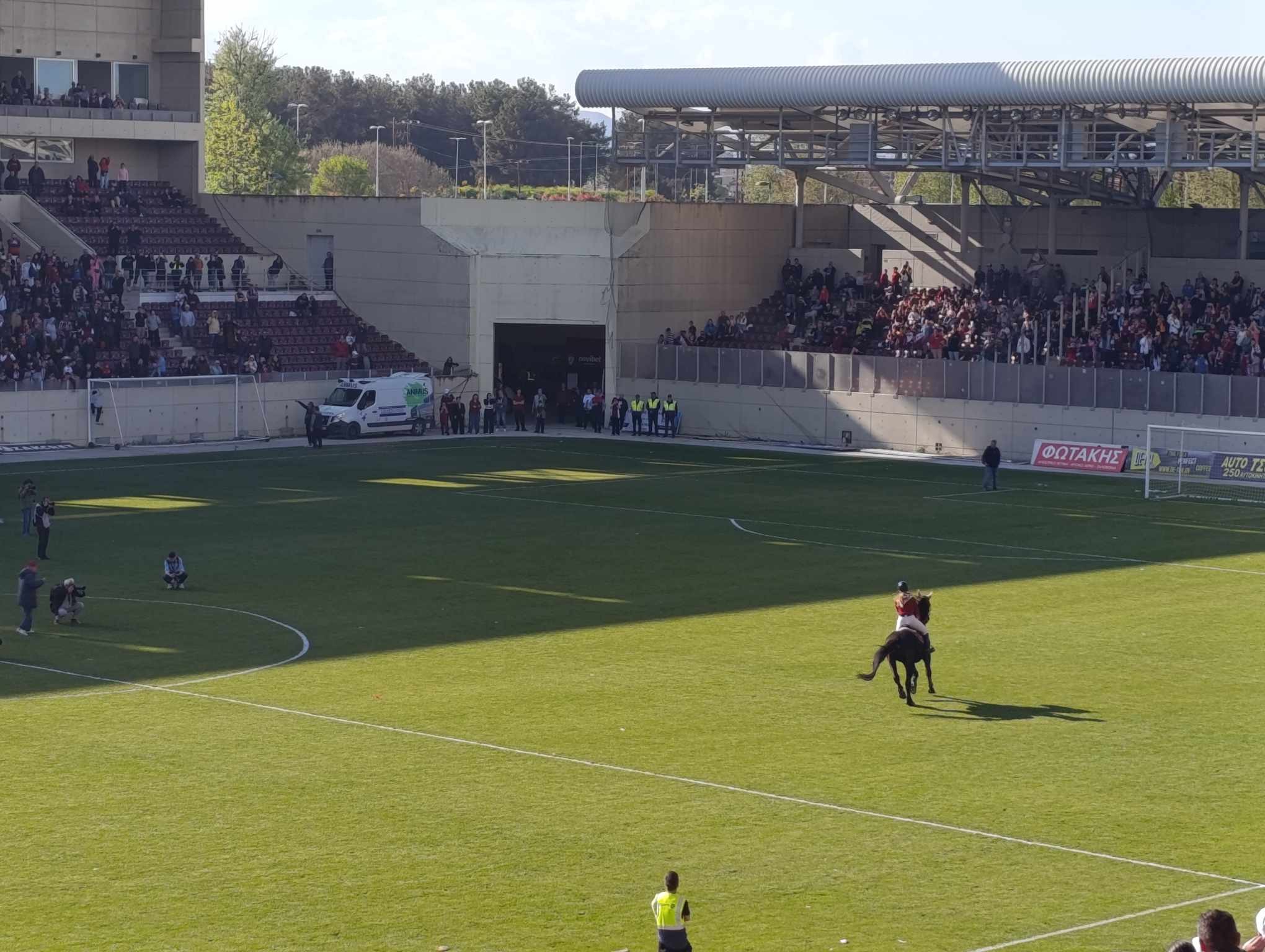 Η φιέστα ανόδου της ΑΕΛ: Άλογο κάνει τον… γύρο του θριάμβου στην AEL FC ...