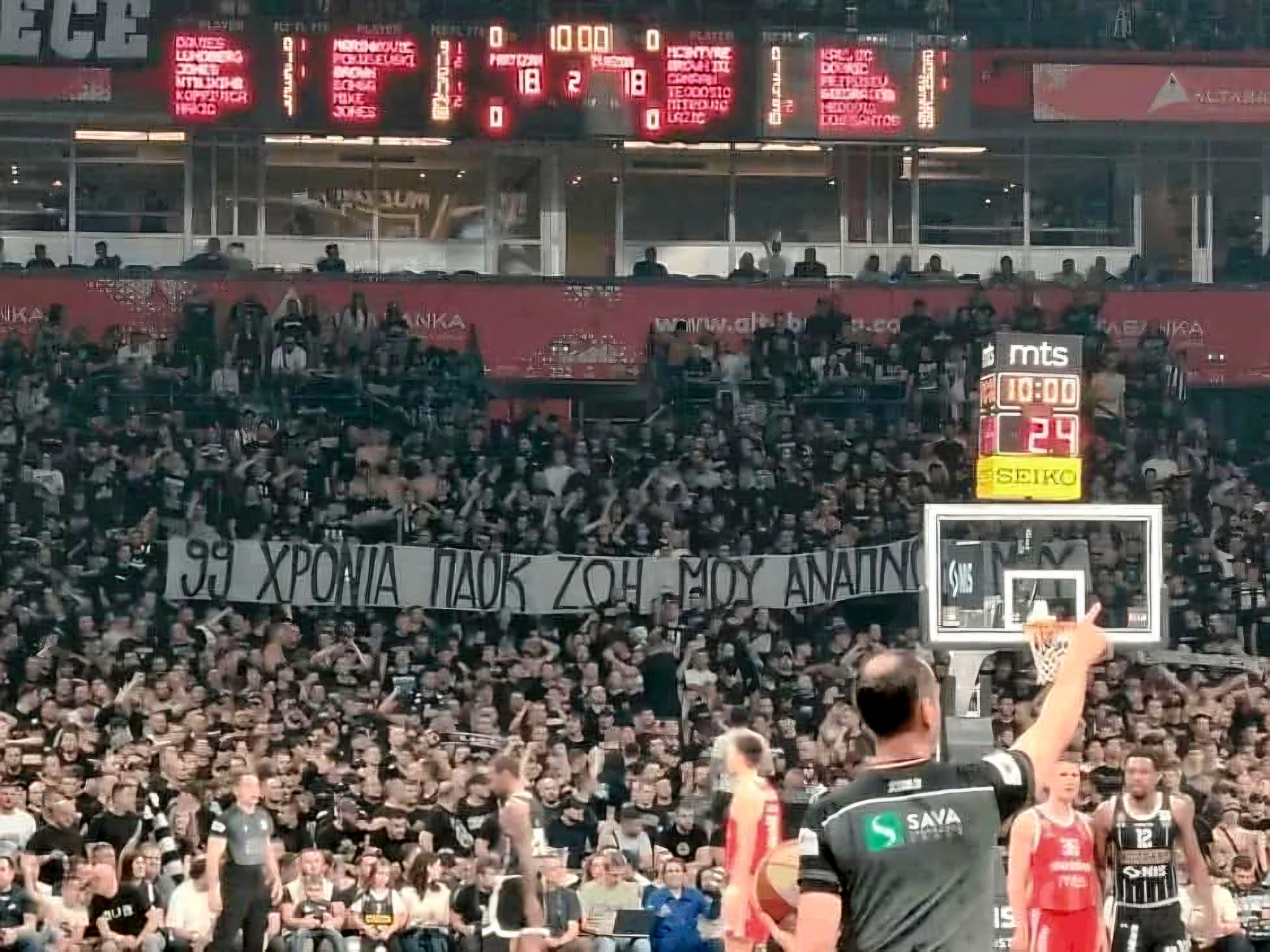 Το πανό που σήκωσαν οι φίλοι της Παρτιζάν για τα 99 χρόνια του ΠΑΟΚ