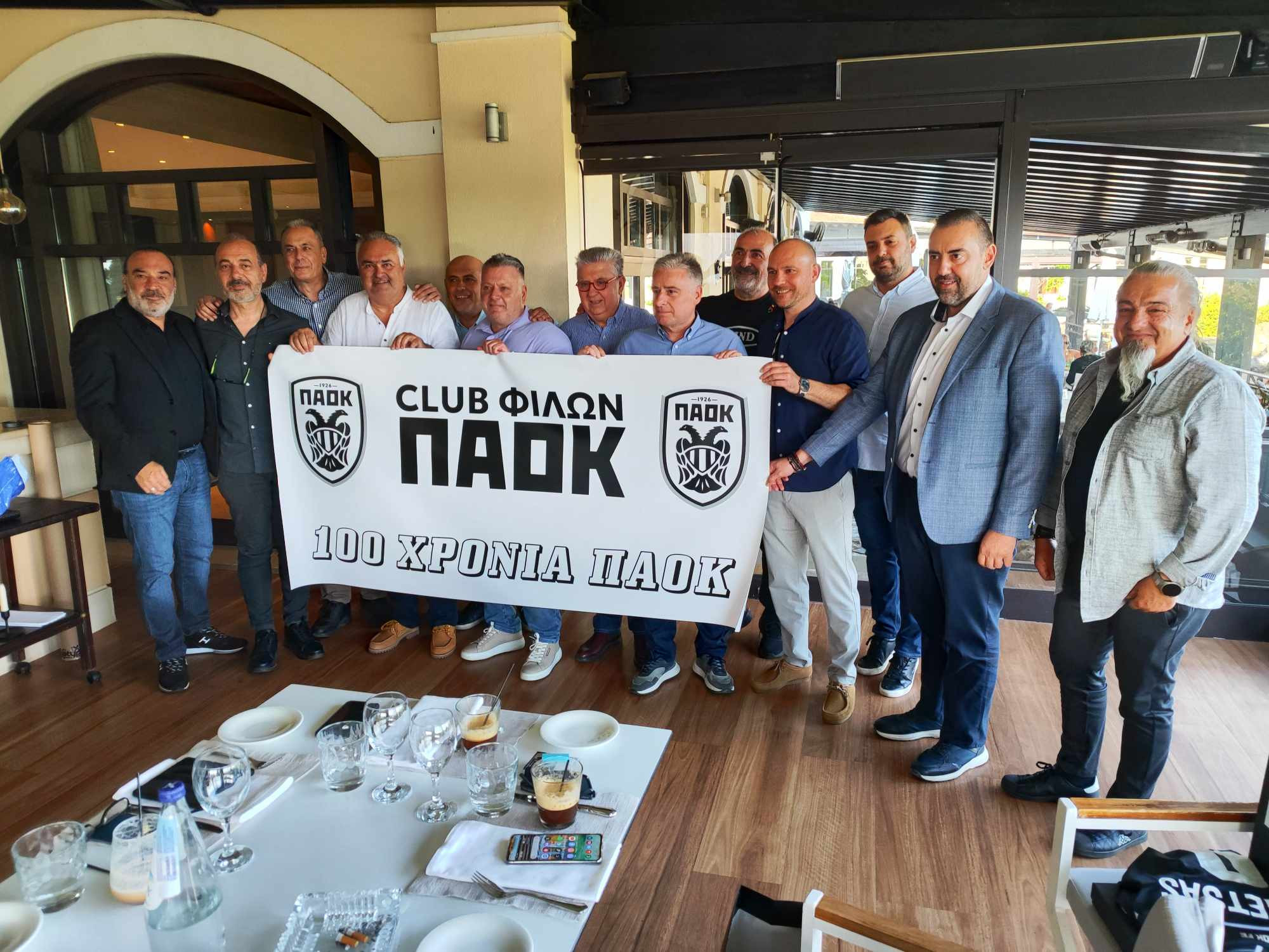 Η βράβευση του Βάιου Καρέτσα, οι φανέλες με το 9 και το 10 για τους ...