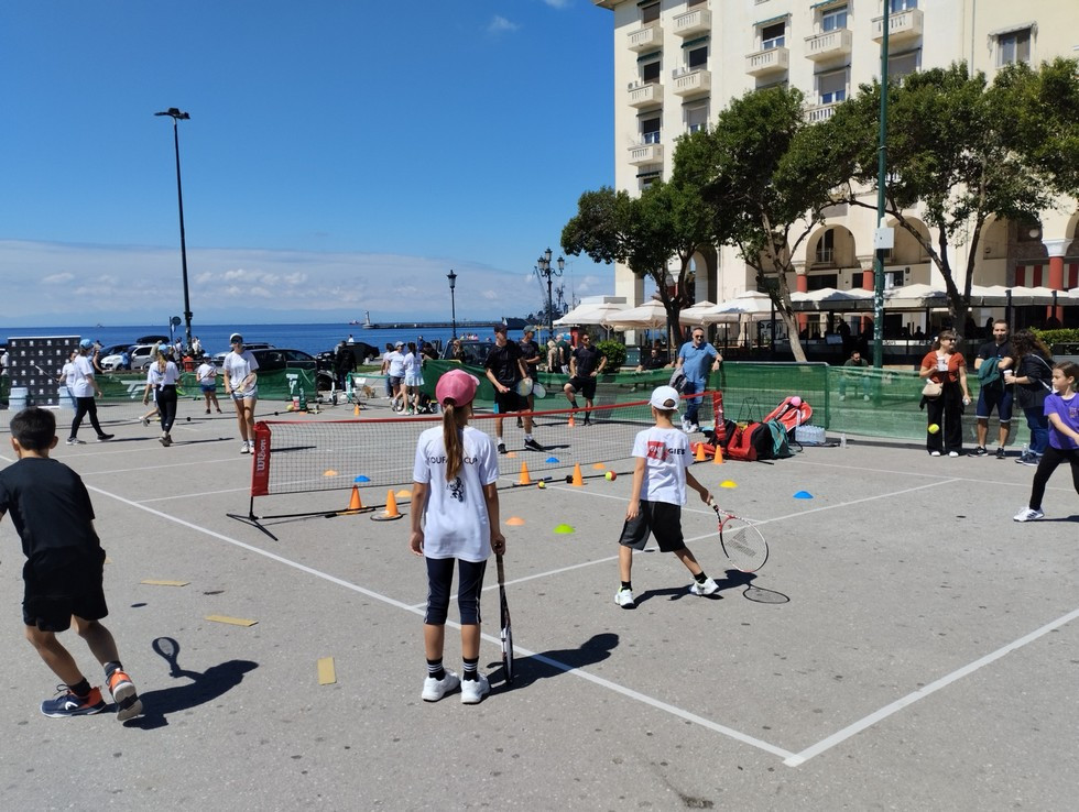 Street Tenis στην πλατεία Αριστοτέλους: Γέμισε ρακέτες η καρδιά της ...