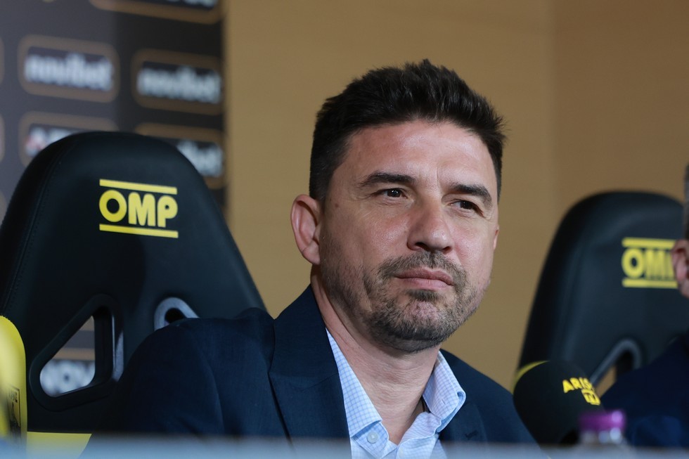 Ο Ρέγιες δεν χάνει χρόνο: Ξεκινά ταξίδια για μεταγραφές στον Άρη