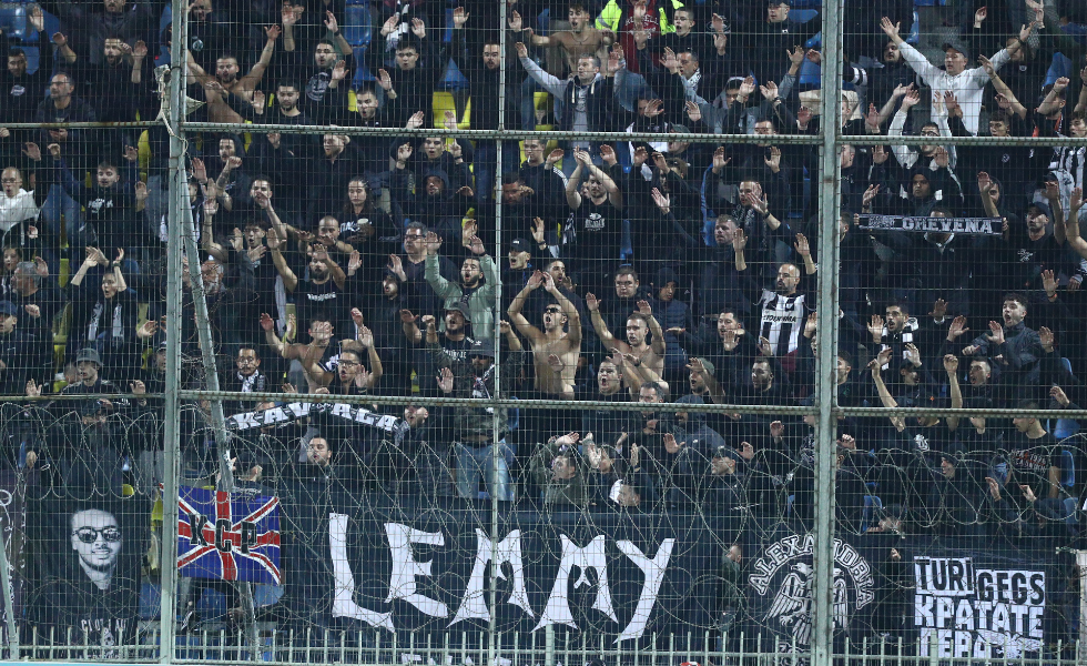 «Στο ίδιο έργο θεατές...»