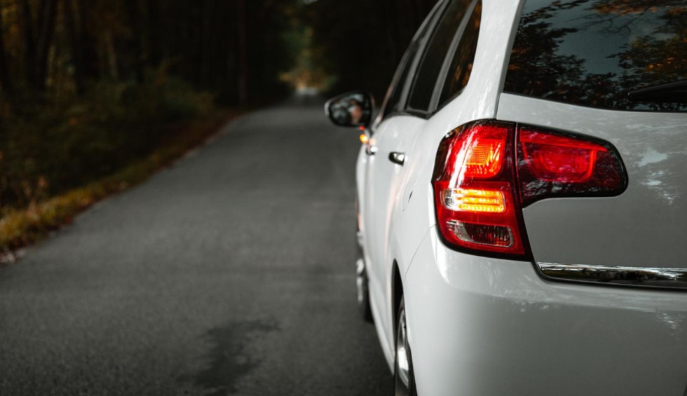 Τι ανάβουμε όταν παρκάρουμε: Φλας ή αλάρμ;